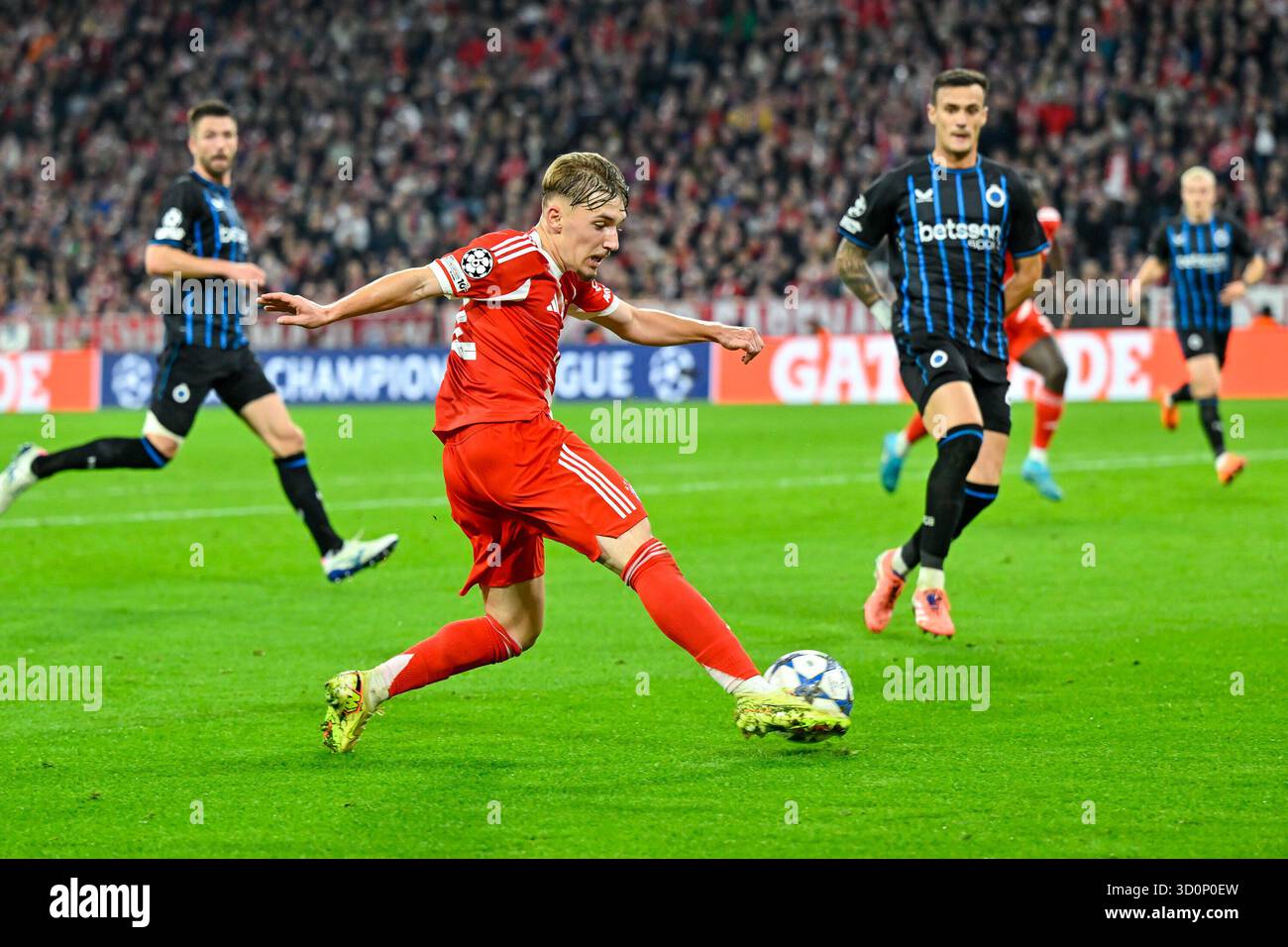 Lennart KARL (FC Bayern München, FCB, 42) am Ball, 22.10.2025, München ...