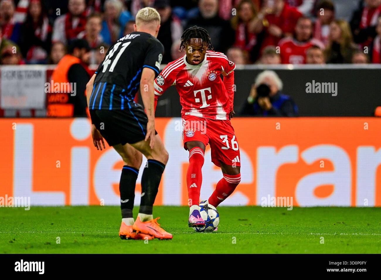 v.li.: Hugo SIQUET (Club Brügge, 41) Wisdom MIKE (FC Bayern München ...