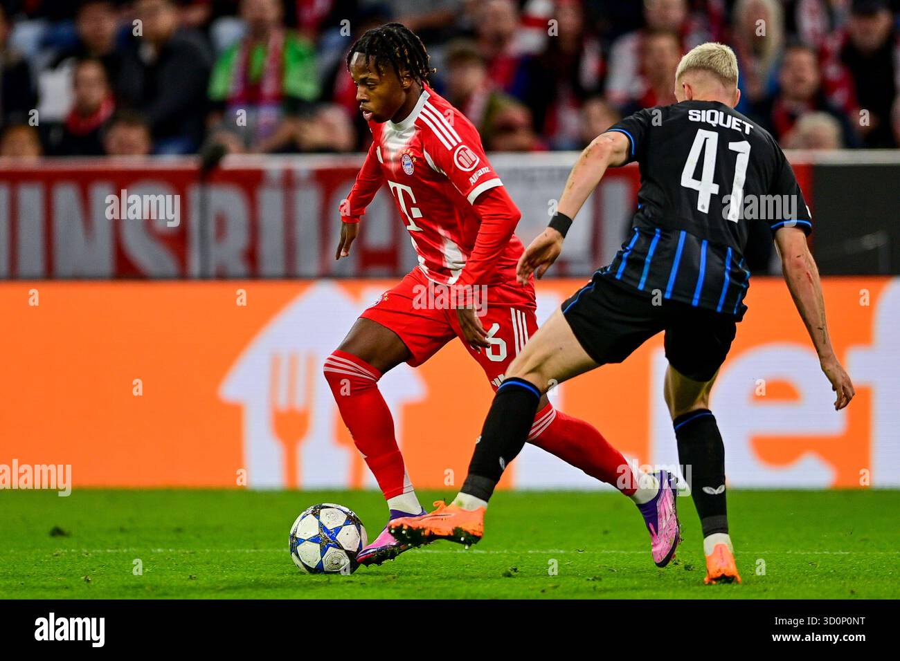 v.li.: Wisdom MIKE (FC Bayern München, FCB, 36) Hugo SIQUET (Club ...