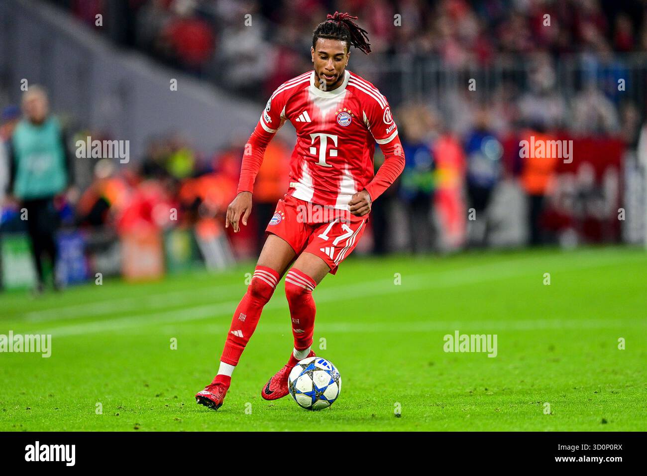 Michael OLISE (FC Bayern München, FCB, 17) am Ball, Freisteller ...
