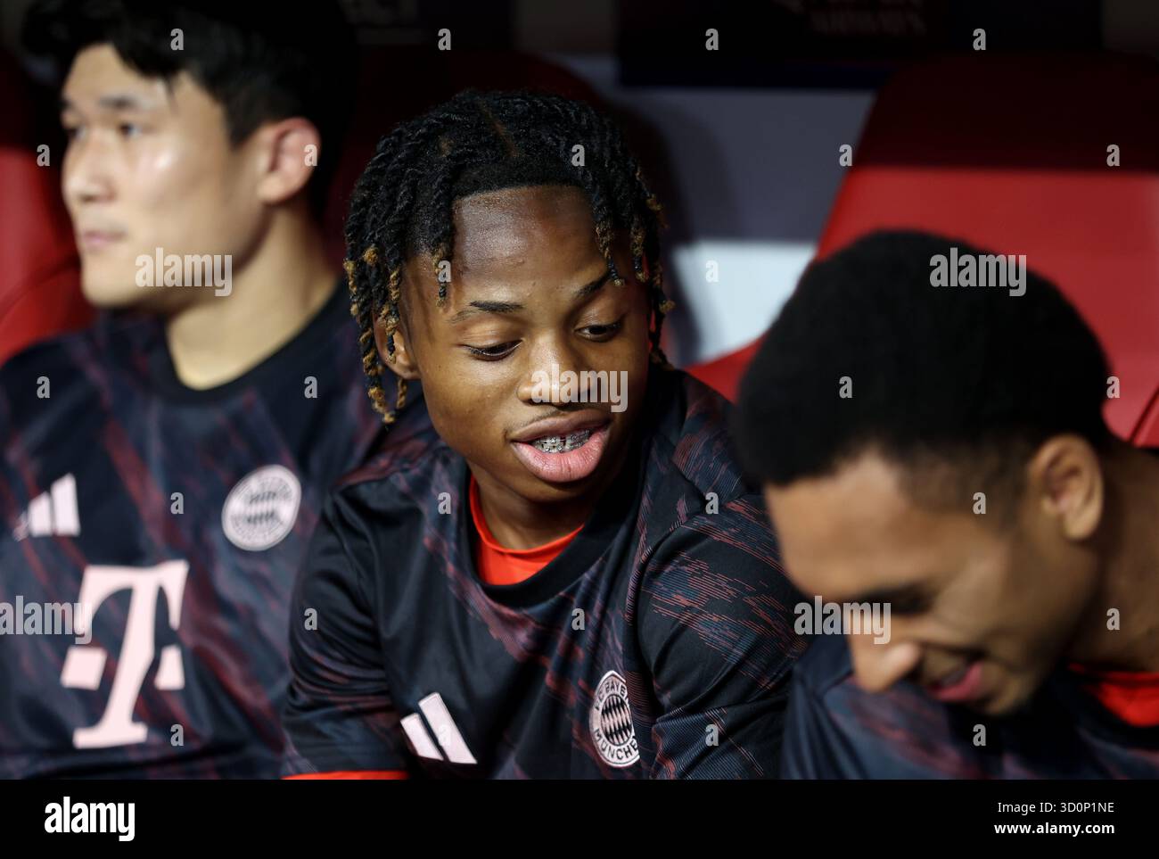 Wisdom mike fc bayern münchen sitzend auf der auswechselbank hi-res ...