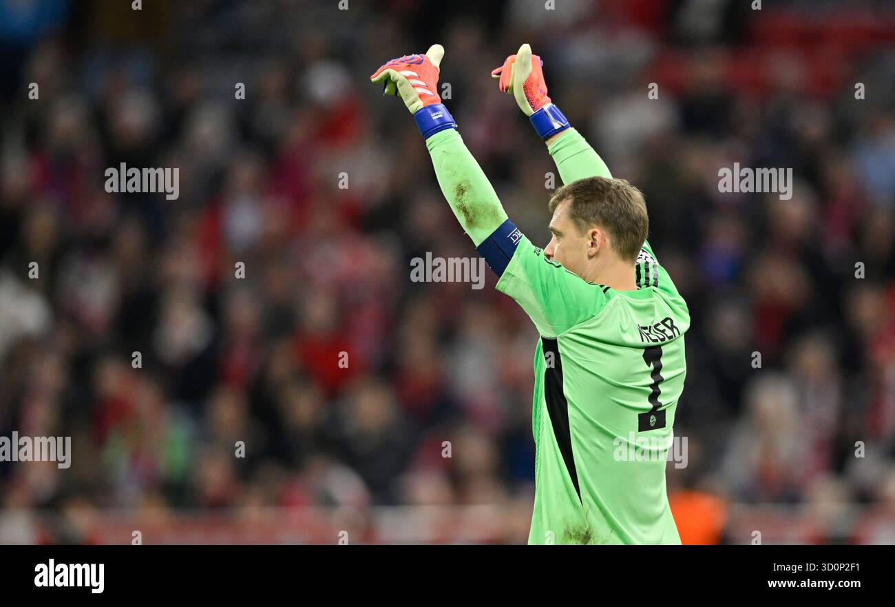 Torwart Manuel Neuer FC Bayern Muenchen FCB (01) Gestik Geste Daumen ...