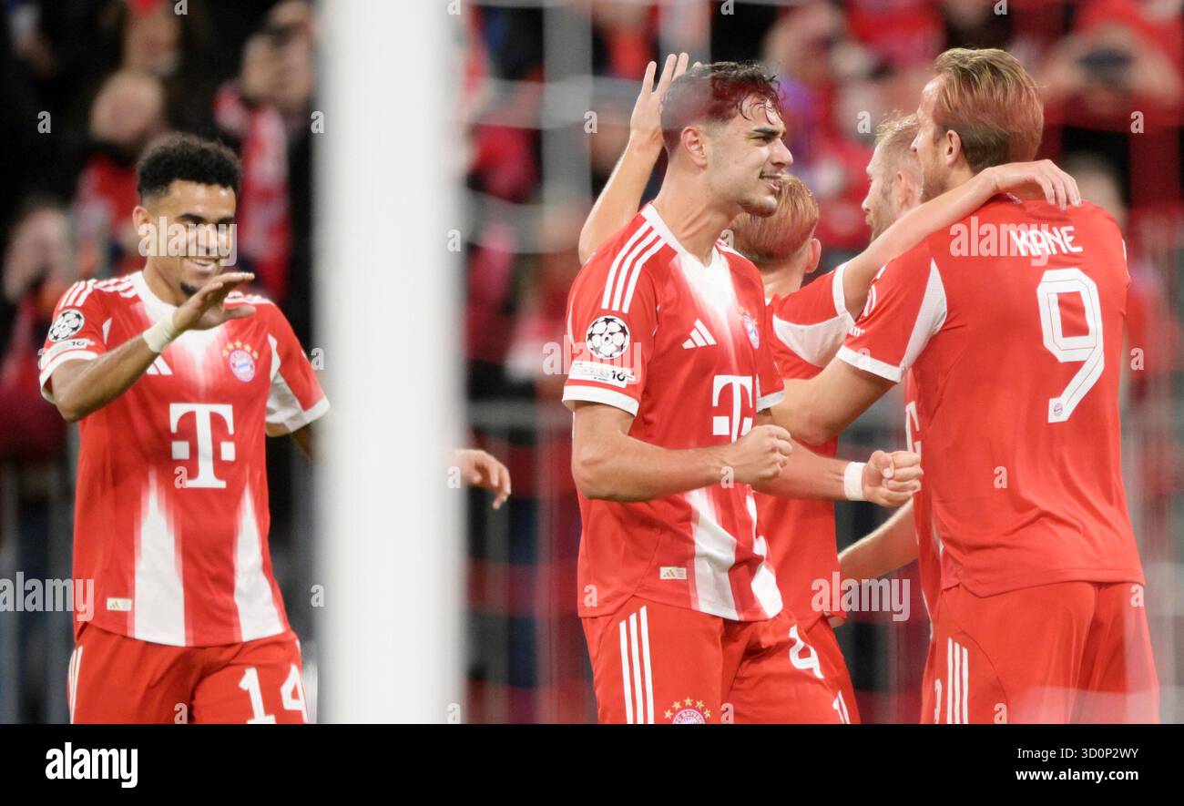 2:0 Goal, celebration, from left Luis Diaz, Aleksandar Pavlovic, goal ...
