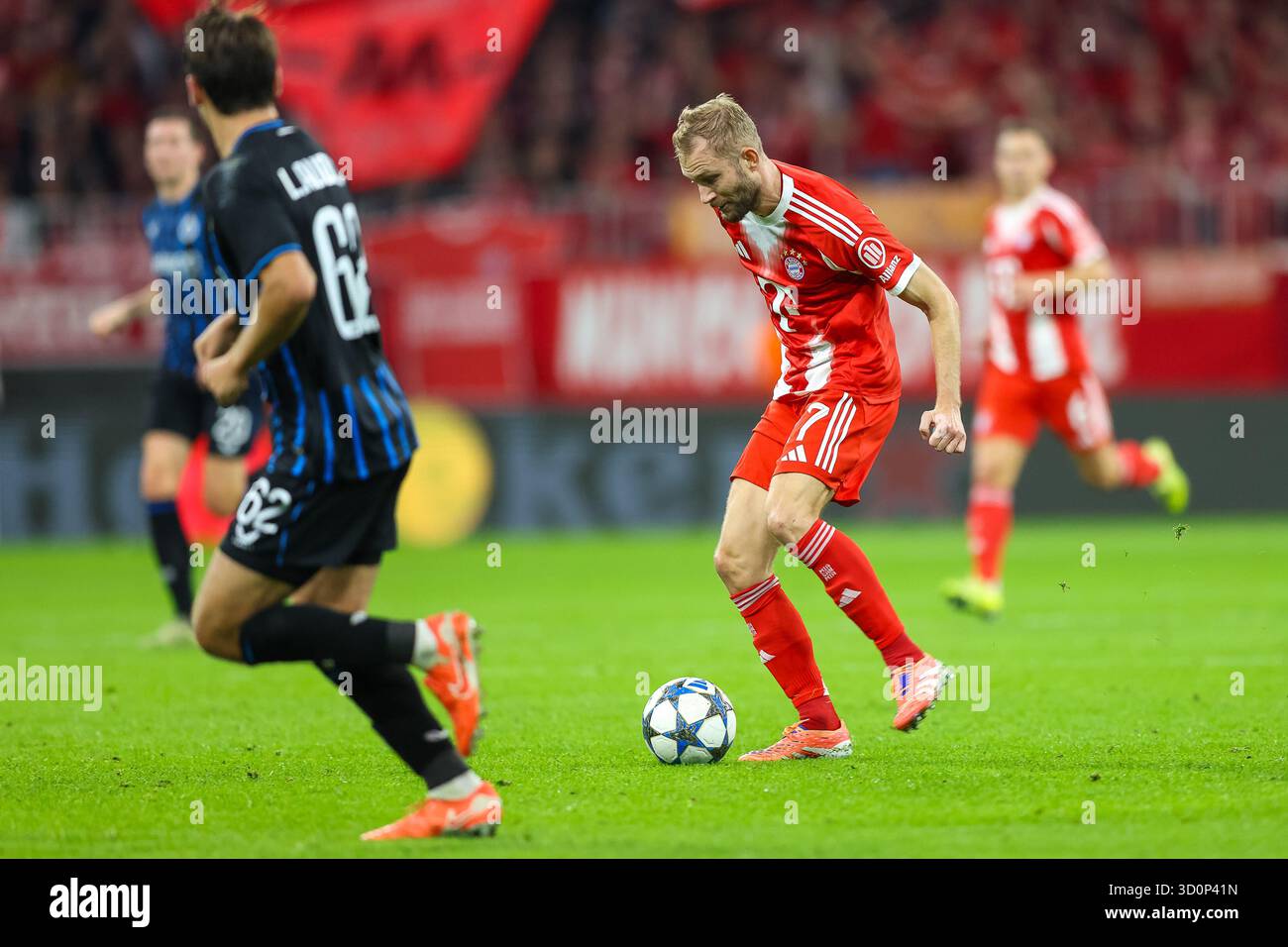 Konrad Laimer (FC Bayern Muenchen, #27) mit Lynnt Audoor (Club Bruegge ...