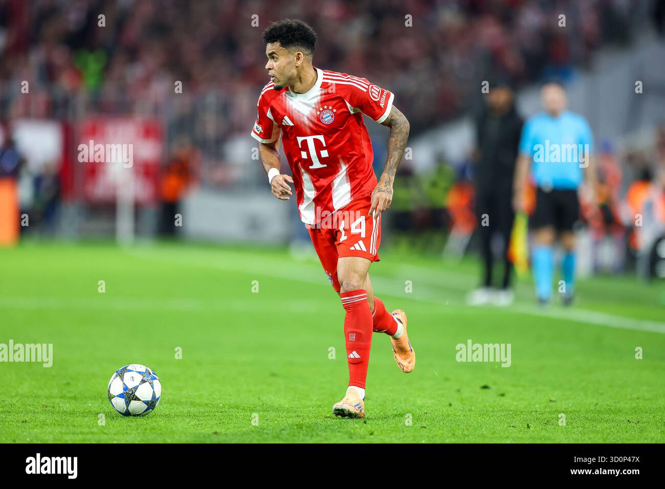 Luis Diaz (FC Bayern Muenchen, #14) mit Ball, GER, FC Bayern Muenchen ...