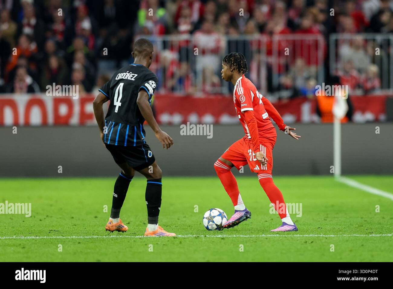 Wisdom Mike (FC Bayern Muenchen, #36) mit Ball mit Joel Ordonez (Club ...