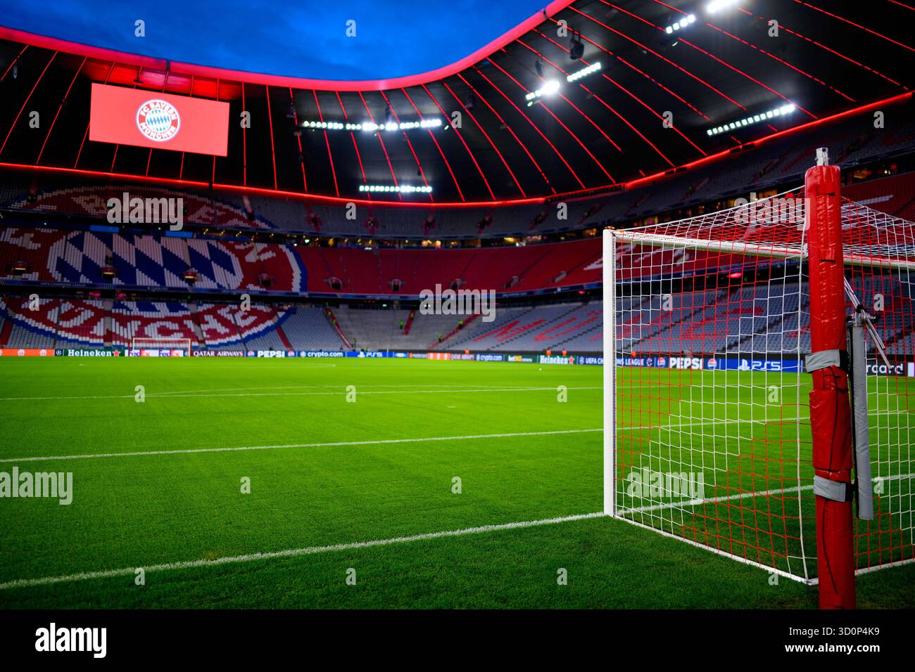 vor Spielbeginn: Totale Uebersicht blaue Stunde Tor Anzeigetafel Logo ...