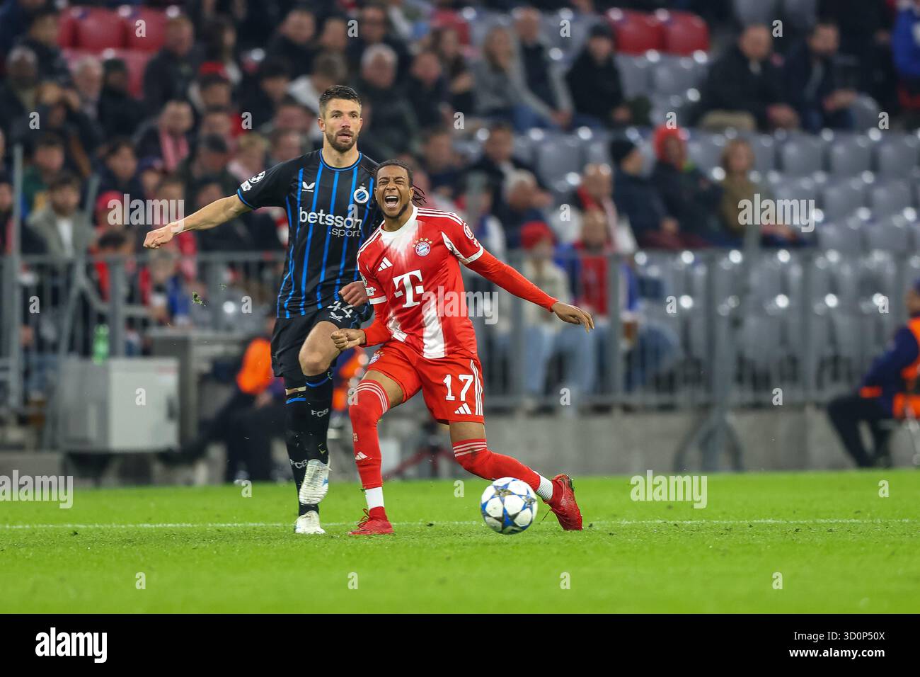 Michael Olise (FC Bayern Muenchen, #17) mit Brandon Mechele (Club ...