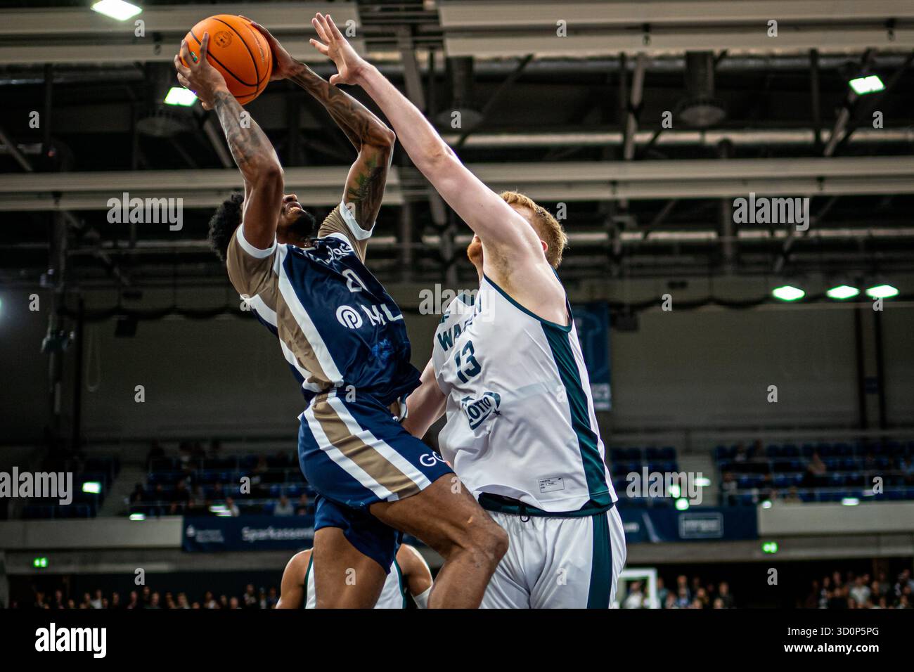 Spielszene mit Michael Weathers (20, MLP Academics Heidelberg) und ...