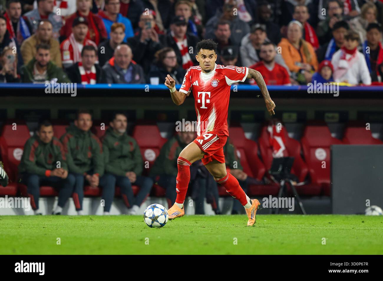 Luis Diaz (FC Bayern Muenchen, #14) mit Ball, GER, FC Bayern Muenchen ...