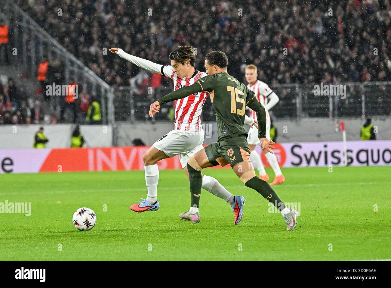 Yuito Suzuki (SC Freiburg, #14) am Ball und im Duell. mit Adrian Blake ...