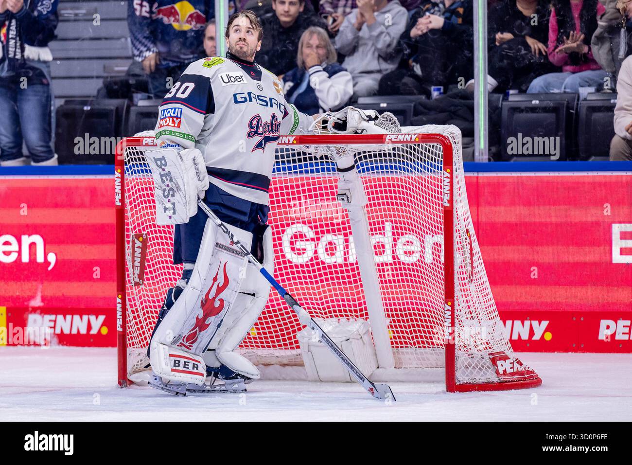 Jake Hildebrand (Torwart, Eisbaeren Berlin, #30) nach dem Tor ...