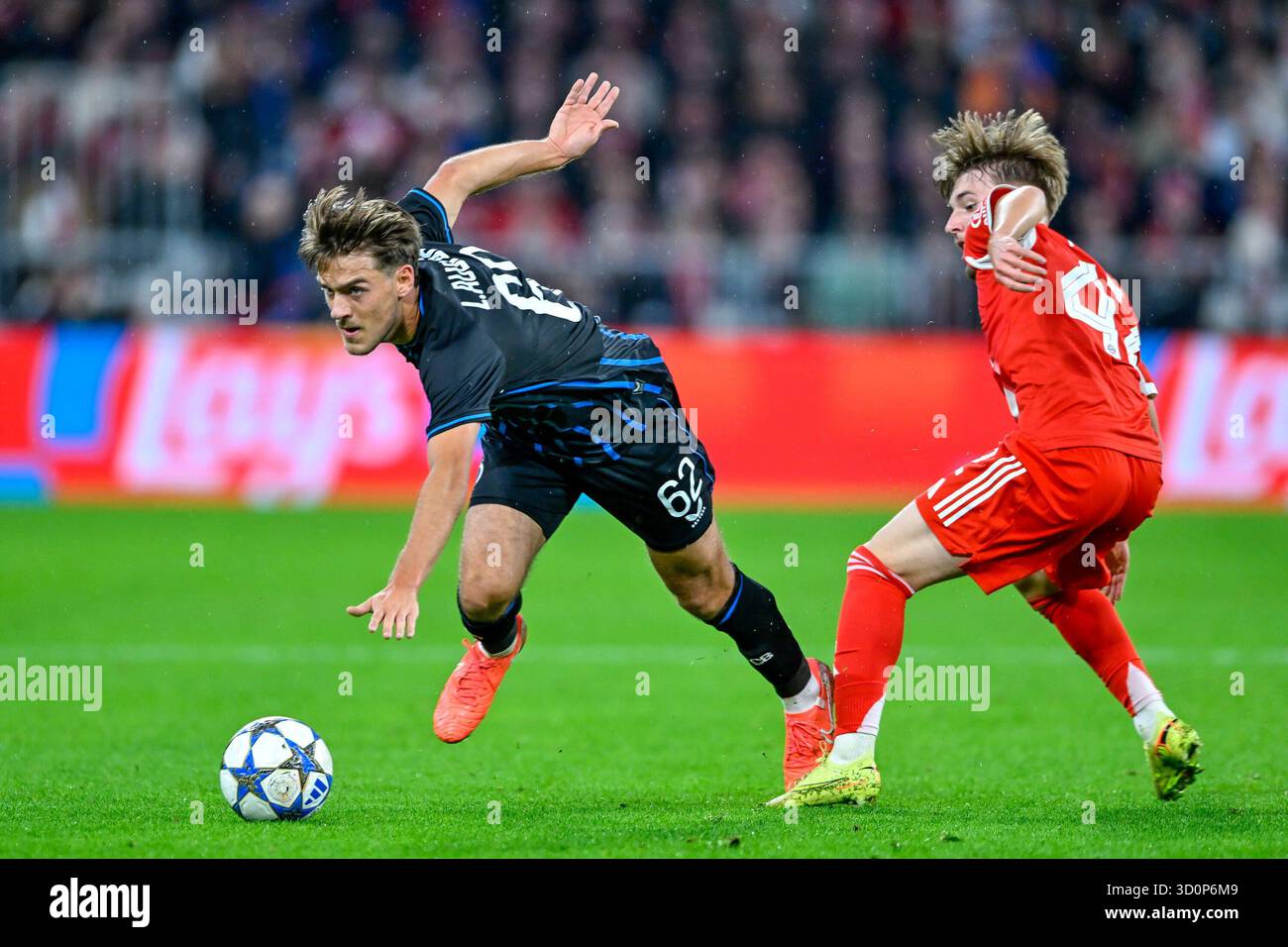 v.li.: Lynnt AUDOOR (Club Brügge, 62) Lennart KARL (FC Bayern München ...