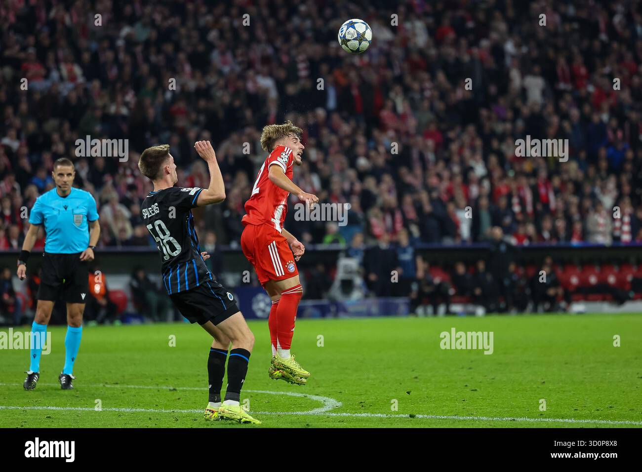 Lennart Karl (FC Bayern Muenchen, #42) mit Jorne Spileers (Club Bruegge ...