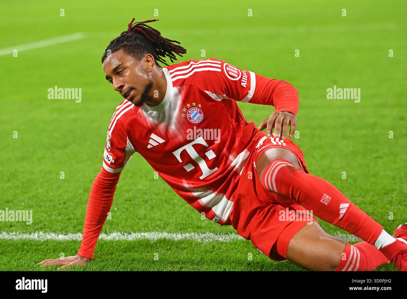 Michael OLISE (FC Bayern Munich) on the ground, action, single image ...