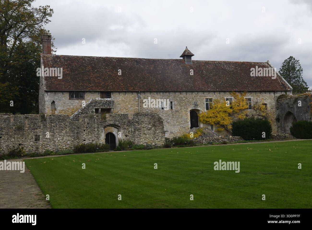 Stone build english abbey hi-res stock photography and images - Alamy