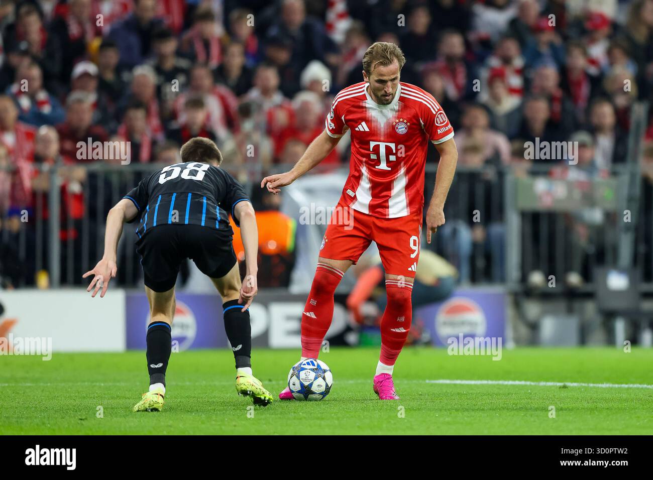 Harry Kane (FC Bayern Muenchen, #09) mit Jorne Spileers (Club Bruegge ...