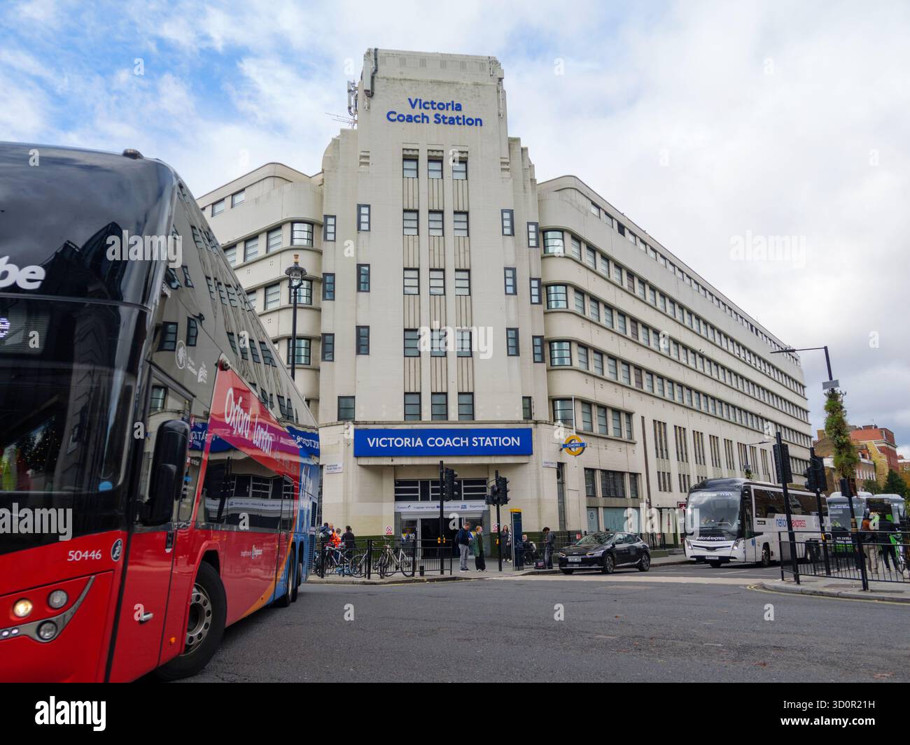Oxford tube coach which travels from London to Oxford, turns in front ...