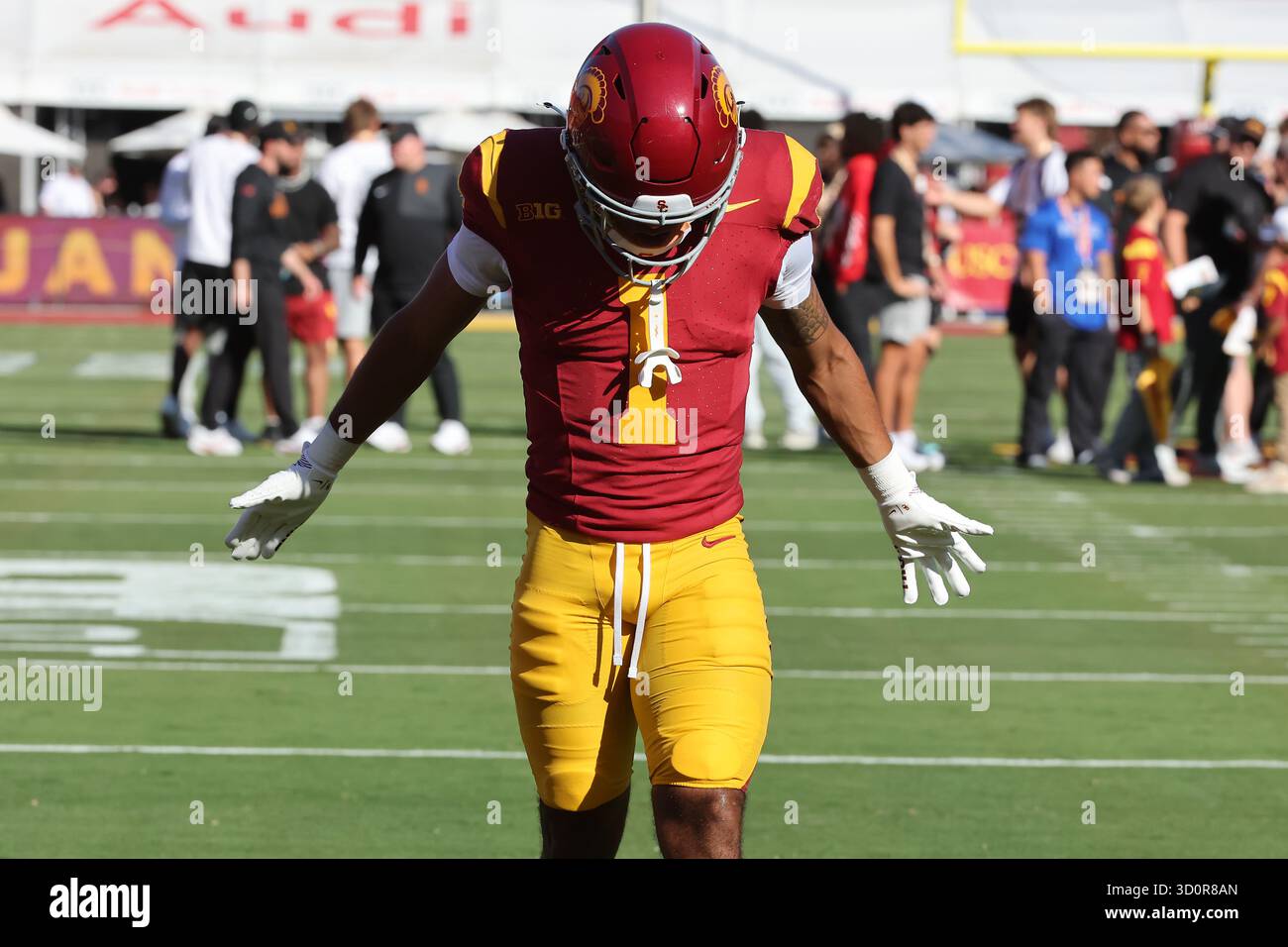 USC Trojans running back Eli Sanders (1) runs onto the field before an ...