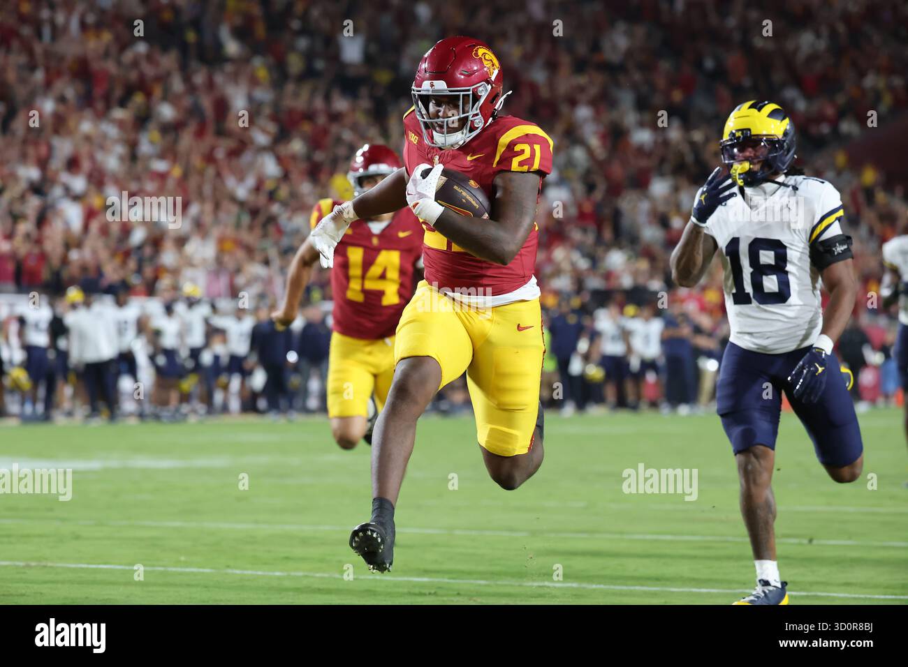 USC Trojans running back Bryan Jackson (21) races into the endzone to ...