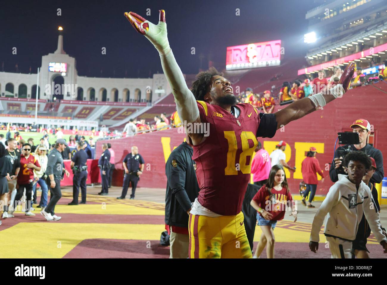 USC Trojans linebacker Eric Gentry (18) celebrates as he leaves the ...