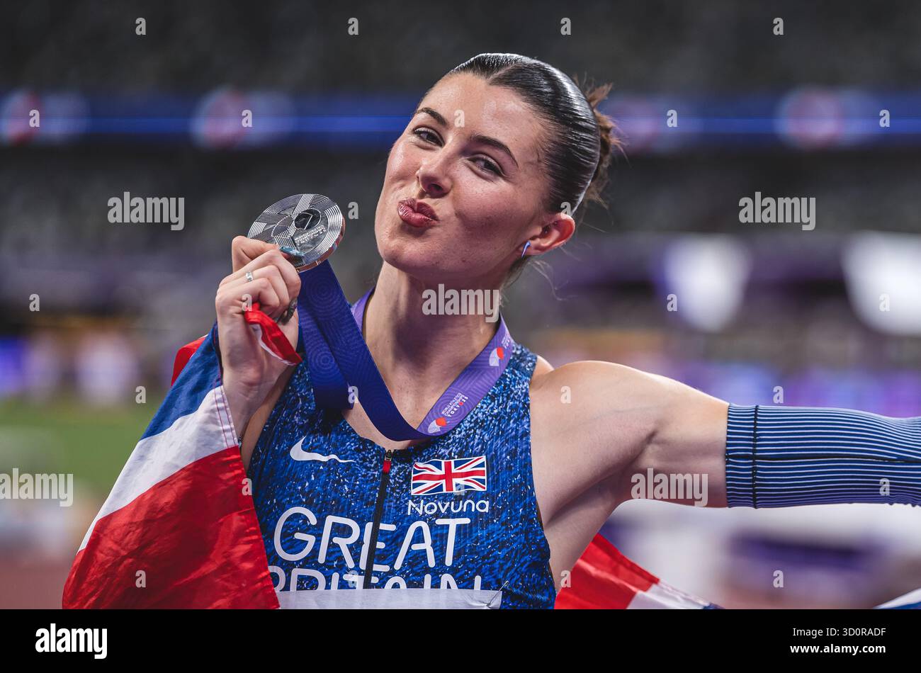 Amy Hunt celebrating her medal with her country's flag at the 2025 ...