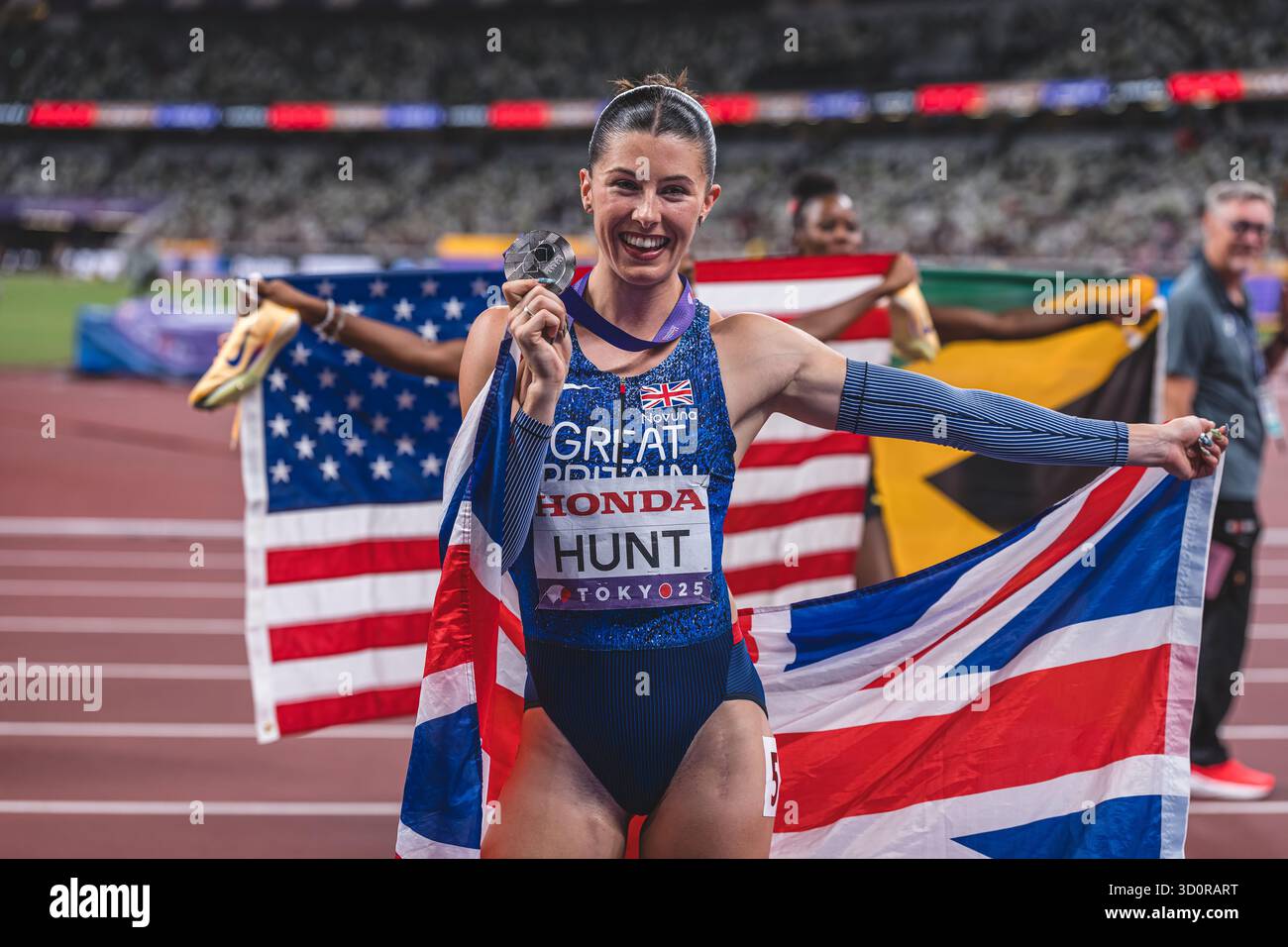 Amy Hunt celebrating her medal with her country's flag at the 2025 ...