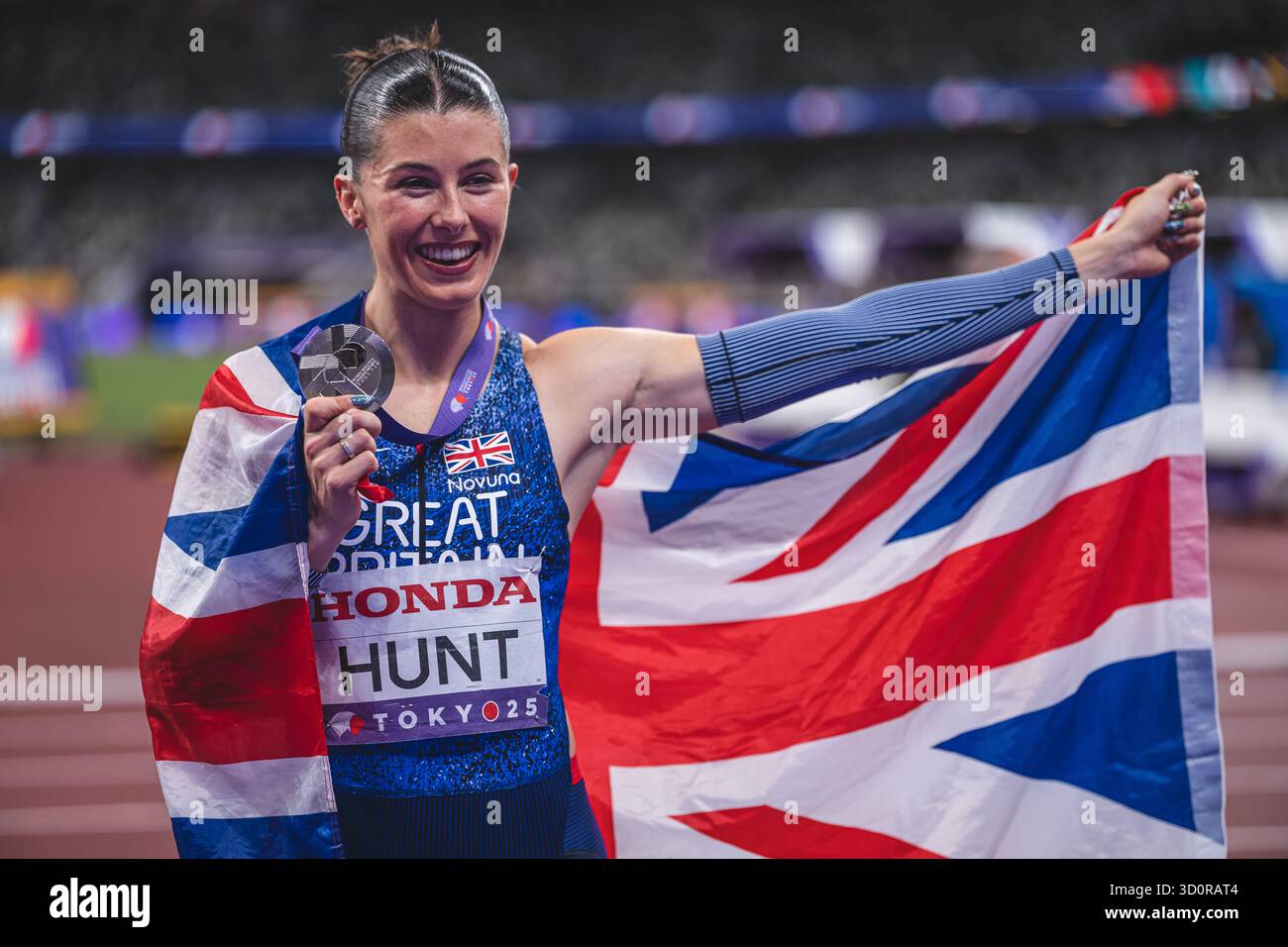 Amy Hunt celebrating her medal with her country's flag at the 2025 ...