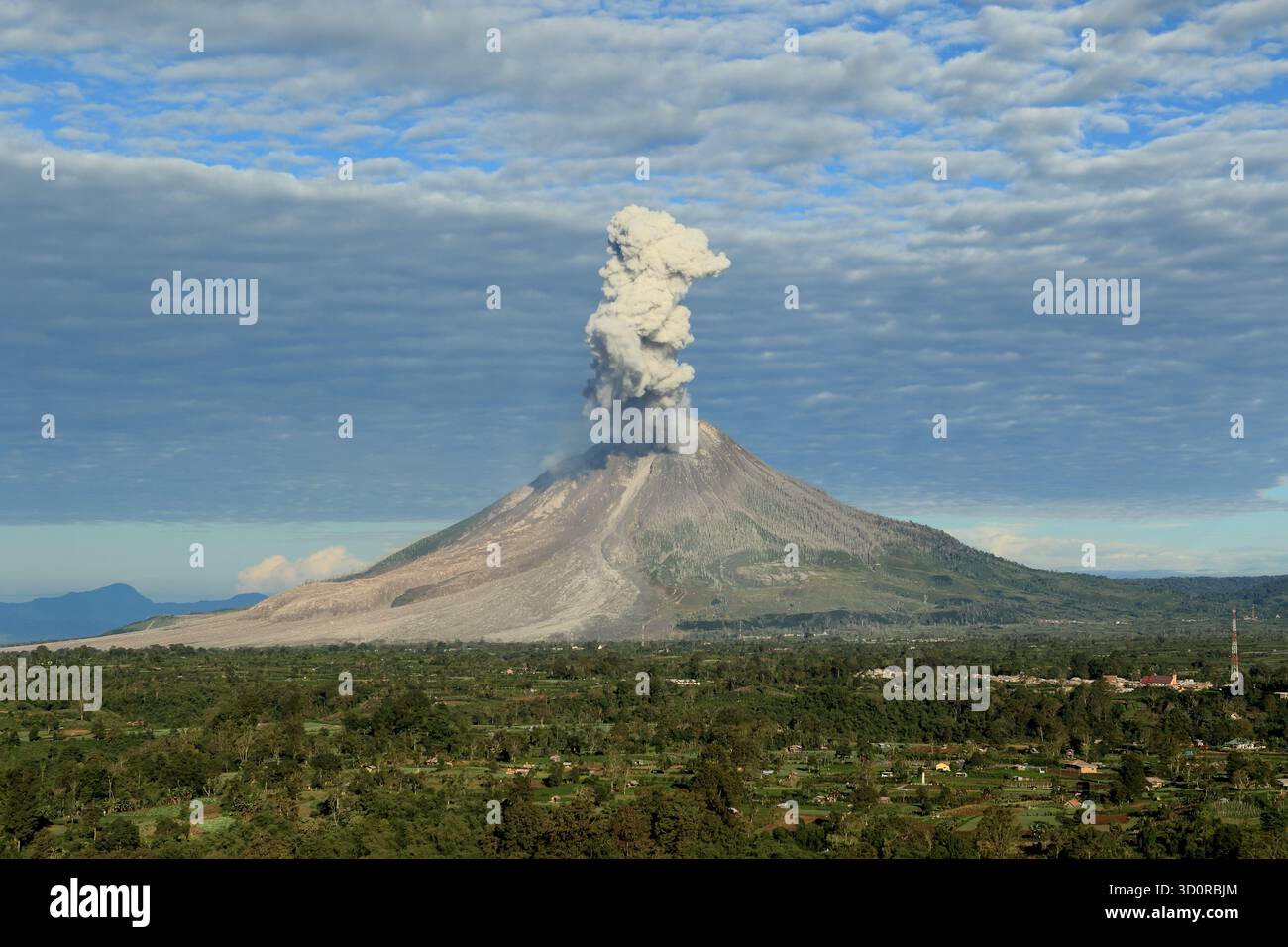 Sinabung volcano in eruption Stock Photo - Alamy