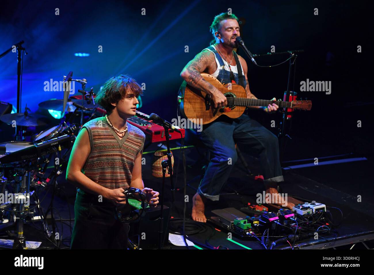 LONDON, ENGLAND - OCTOBER 21: Finojet and Xavier Rudd performing at ...