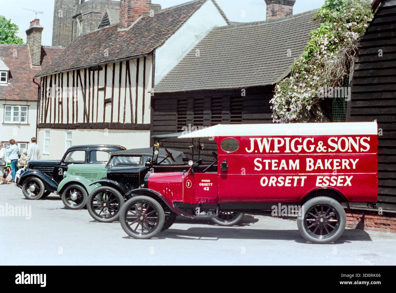 JW Pigg & Sons steam bakery vintage lorry with classic cars on display ...