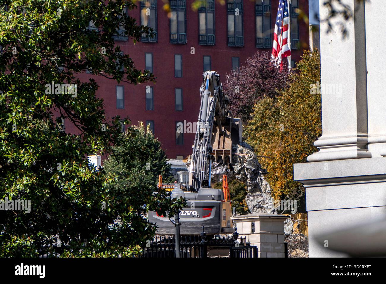 Washington, United States. 24th Oct, 2025. An excavator clears the ...