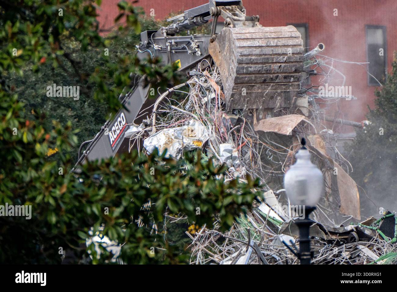 Washington, United States. 24th Oct, 2025. An excavator clears the ...