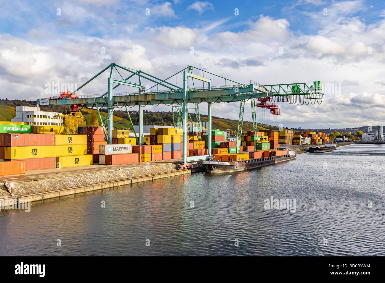 Neckarhafen Stuttgart. Frachtschiff mit Container. Im Hintergrund die ...