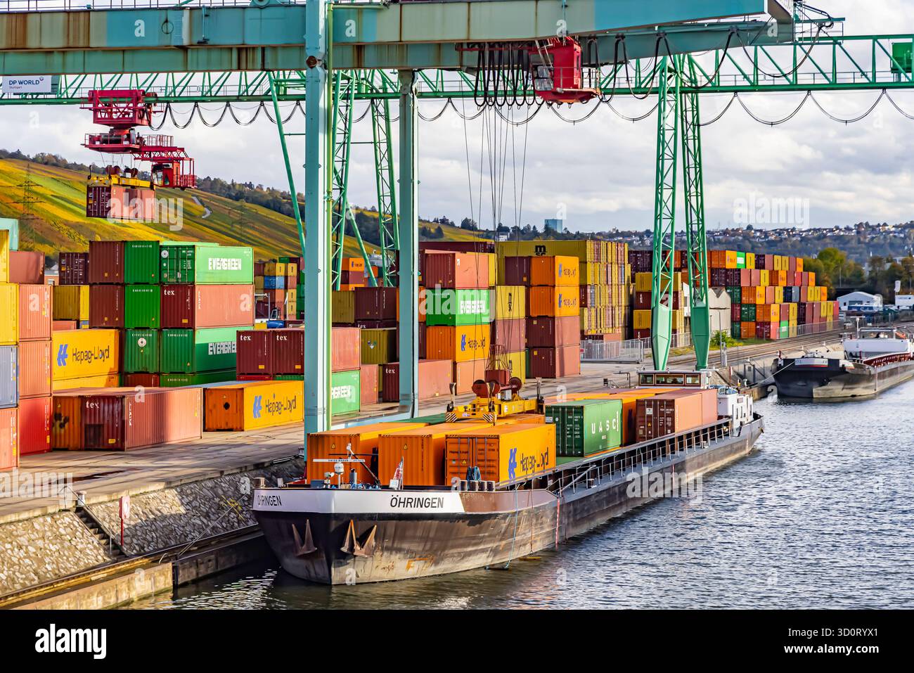 Neckarhafen Stuttgart. Frachtschiff mit Container. Im Hintergrund die ...