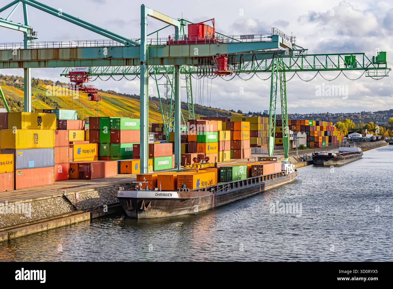 Neckarhafen Stuttgart. Frachtschiff mit Container. Im Hintergrund die ...