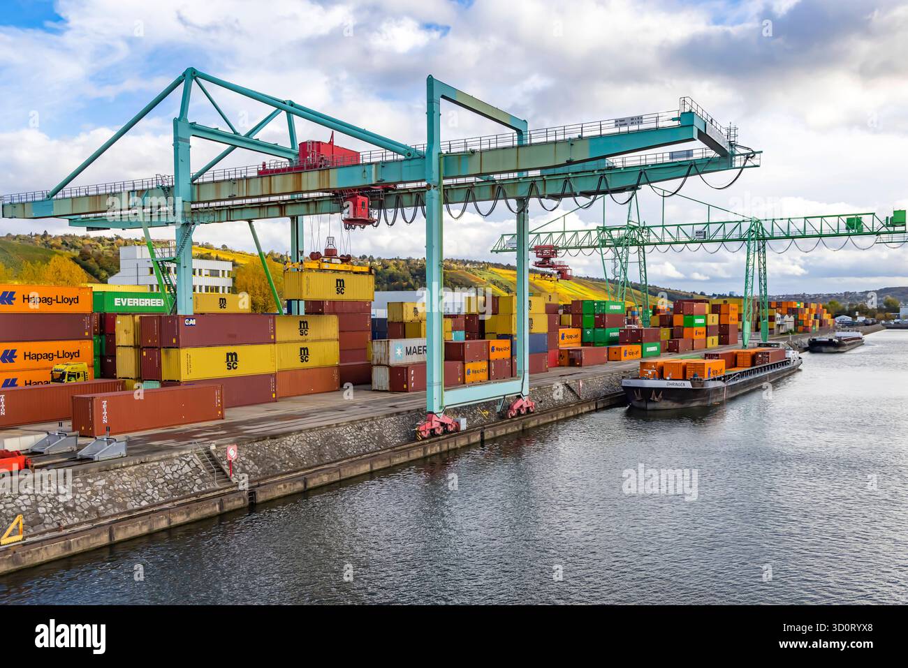 Neckarhafen Stuttgart. Frachtschiff mit Container. Im Hintergrund die ...