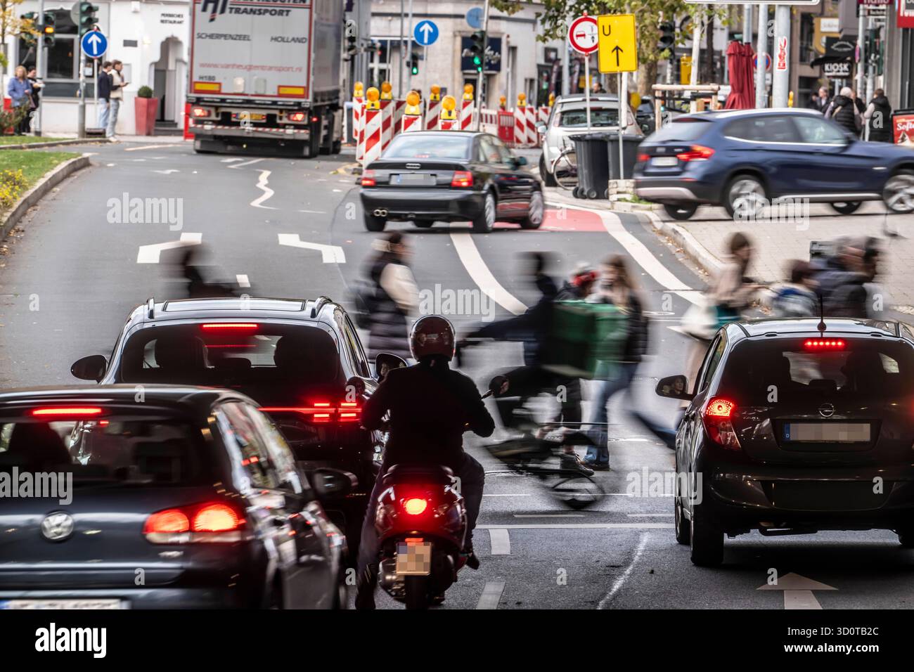 Fußgänger am Bahnhof Düsseldorf-Bilk, kreuzen die Friedrichstraße an ...