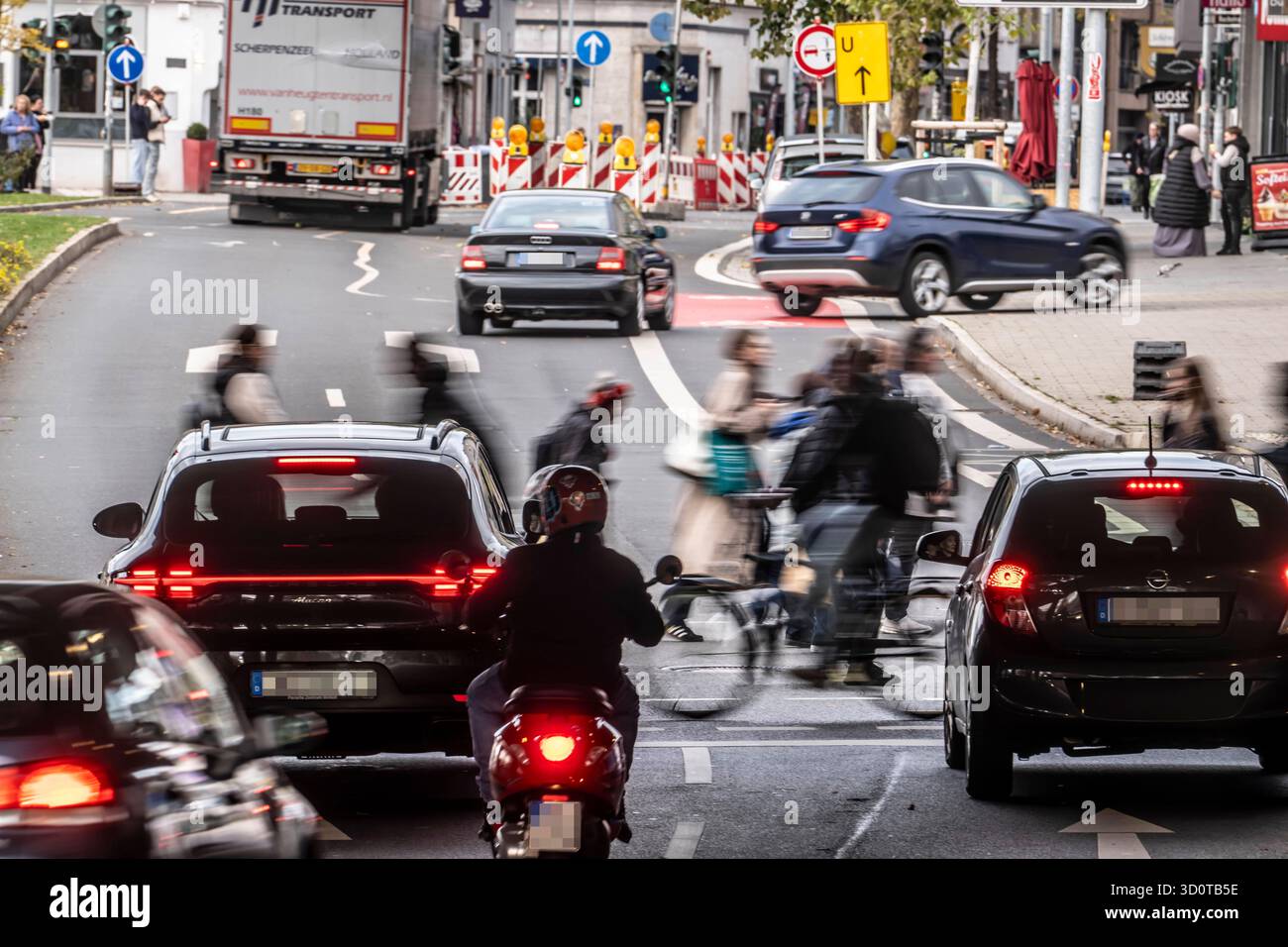 Fußgänger am Bahnhof Düsseldorf-Bilk, kreuzen die Friedrichstraße an ...