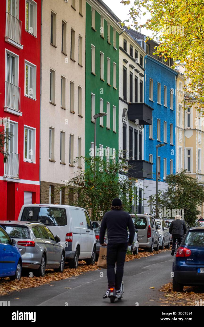 Wohnhäuser in Düsseldorf-Bilk, Fassaden mit verschiedenen Farben ...