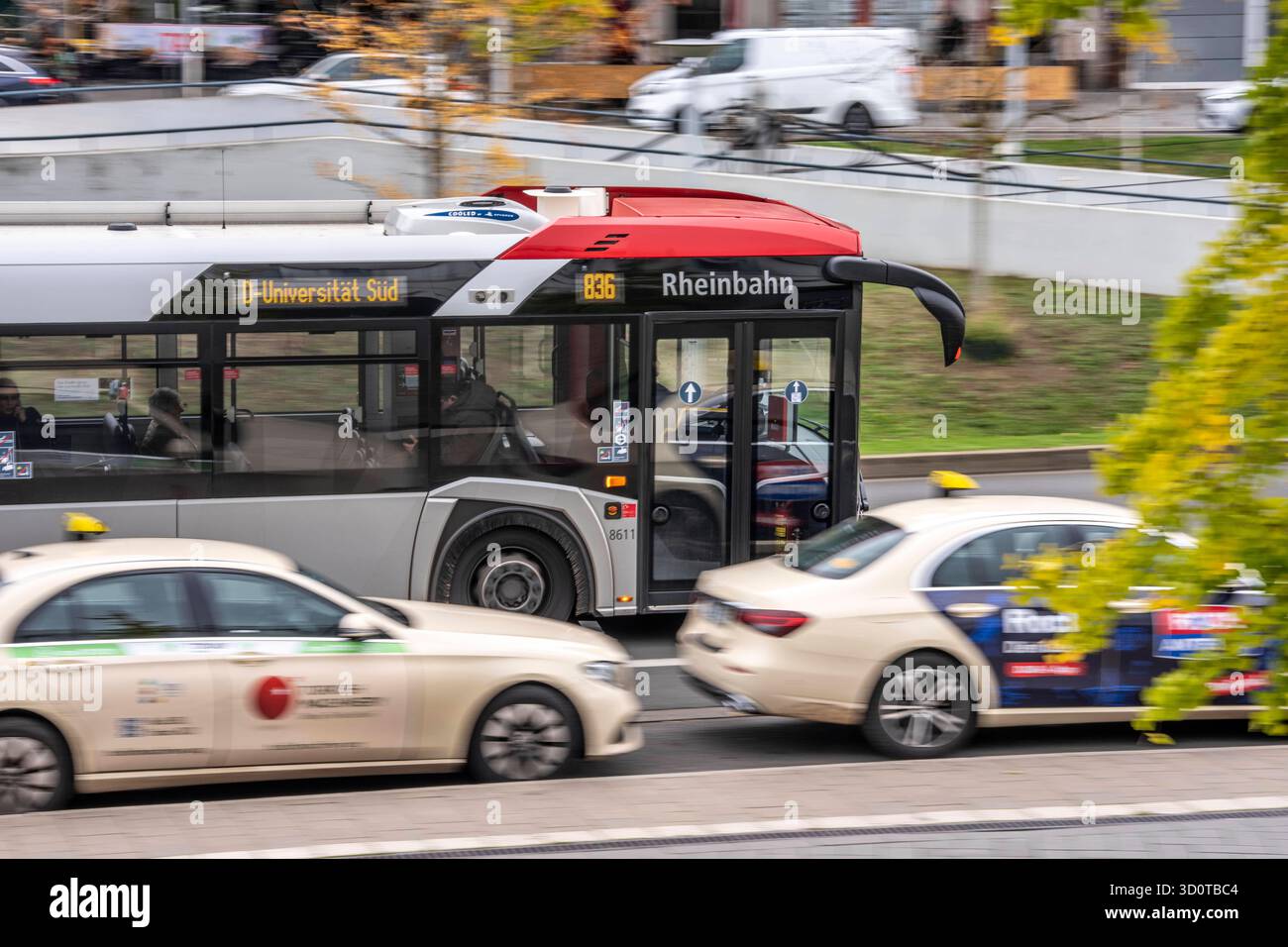 Bus der Rheinbahn am Bahnhof Düsseldorf-Bilk, Taxistand, NRW, ÖPNV Taxi ...