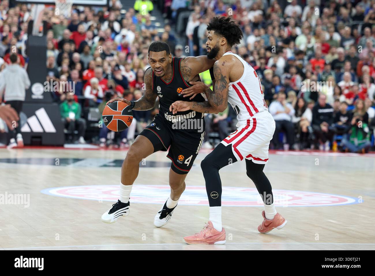 Xavier Rathan-Mayes (FC Bayern Basketball, #04) mit Tyler Dorsey ...