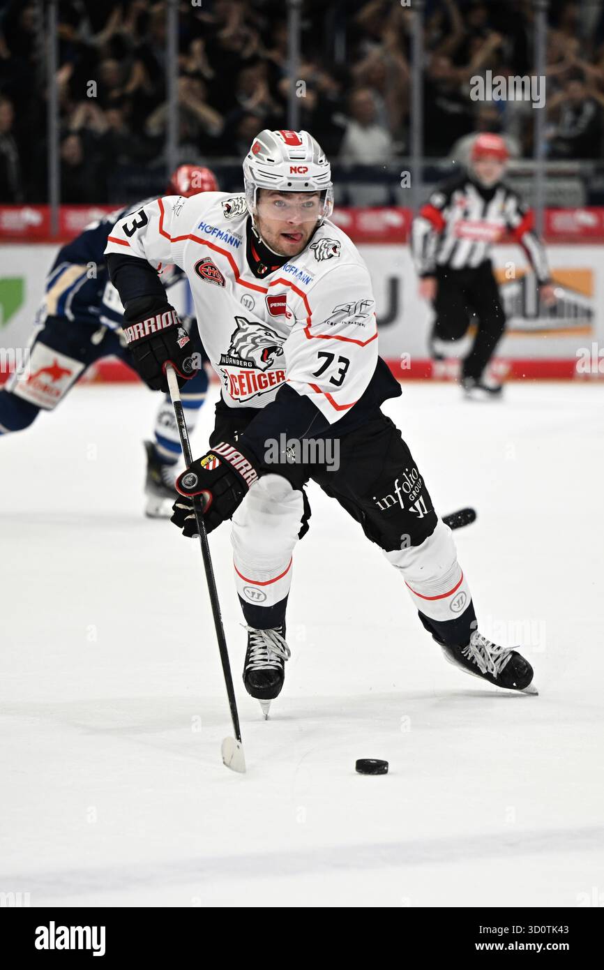 Roman Kechter (Nuernberg Ice Tigers) Schwenninger Wild Wings gegen ...