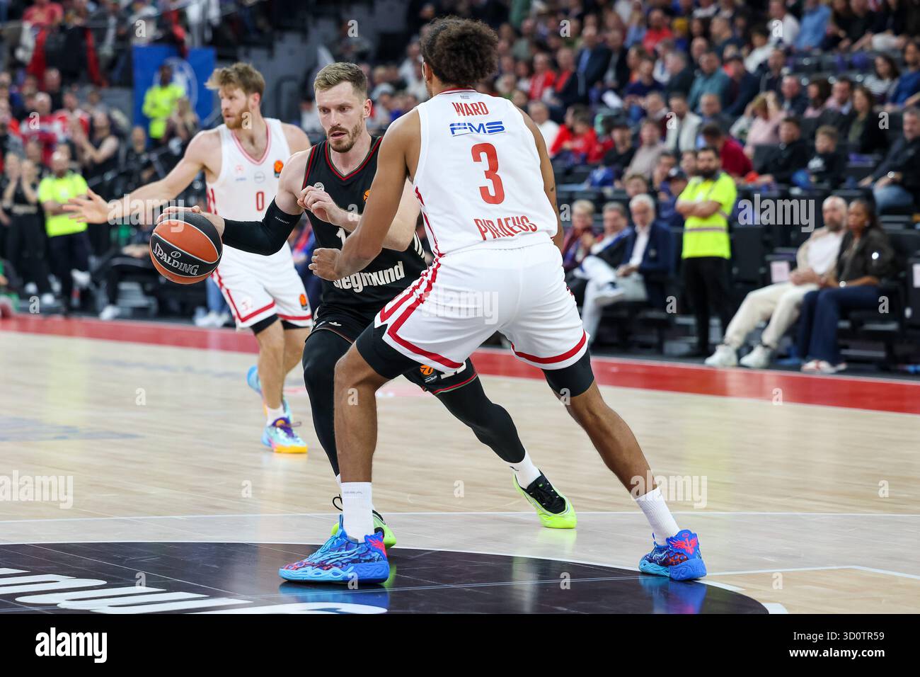 Andreas Obst (FC Bayern Basketball, #13) mit Tyson Ward (Olympiacos Piraeus, #03), GER, FC ...