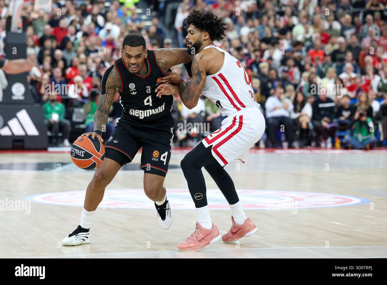 Xavier Rathan-Mayes (FC Bayern Basketball, #04) mit Tyler Dorsey ...