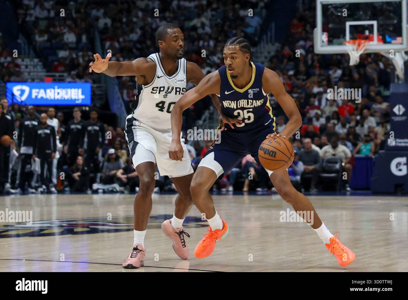 New Orleans Pelicans forward Trey Murphy III (25) tries to make a move ...