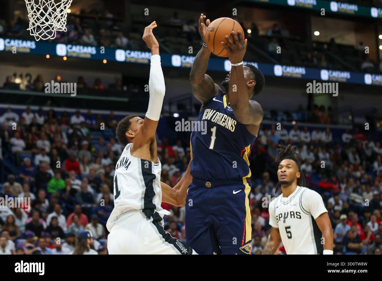 New Orleans Pelicans forward Zion Williamson (1) shoots a layup against San Antonio Spurs ...
