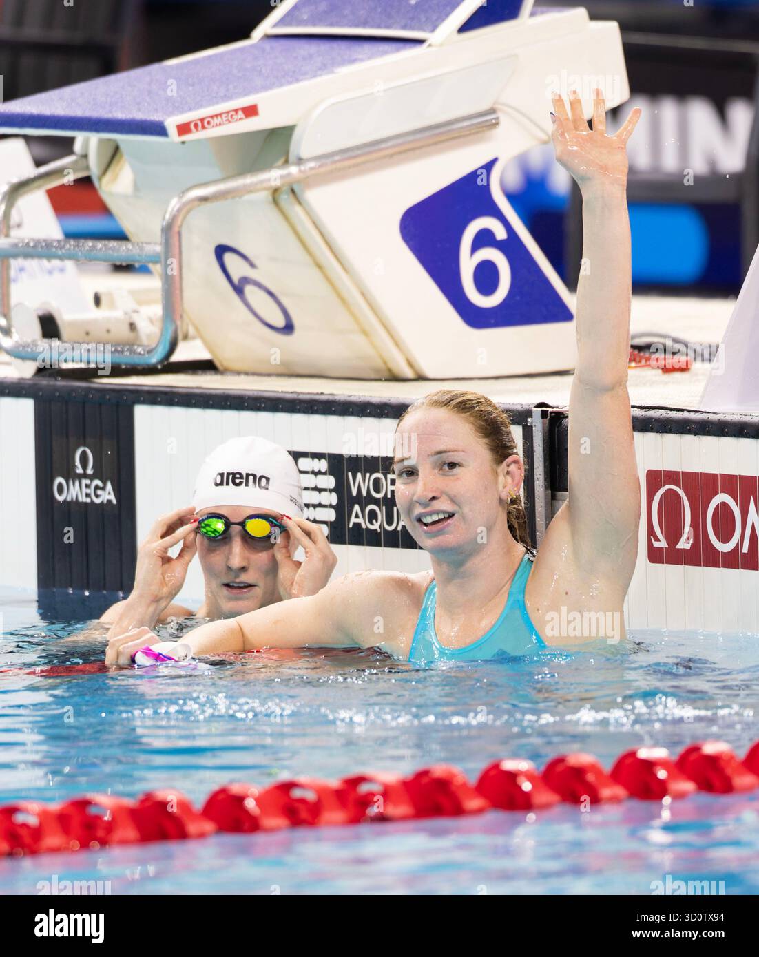 (251025) -- TORONTO, Oct. 25, 2025 (Xinhua) -- Mollie O'Callaghan (R ...