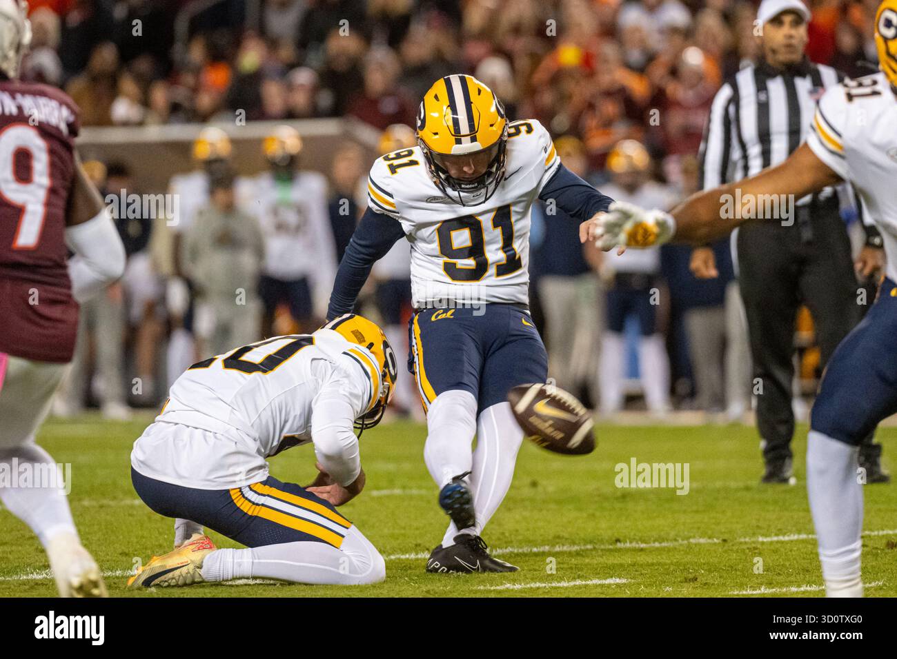 California kicker Chase Meyer (91) kicks a field goal during the first ...