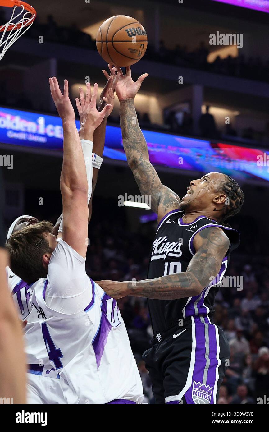 Sacramento Kings guard Demar Derozan, right, makes a driving layup over ...